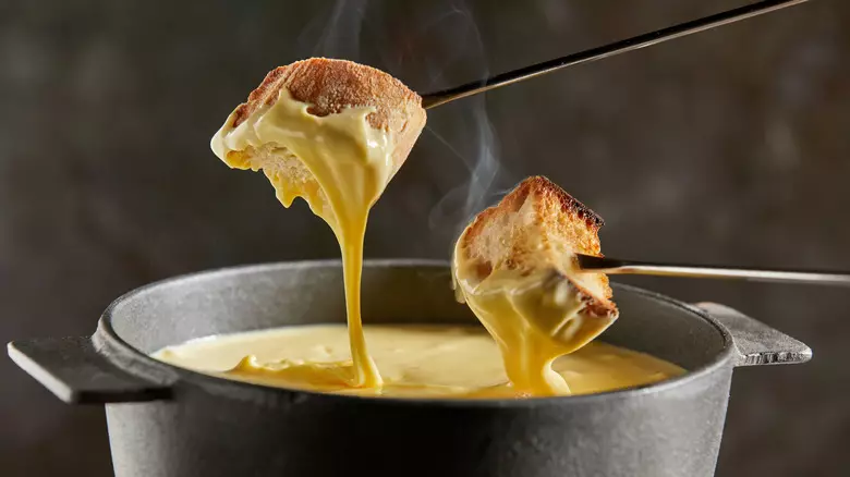 Fondue de queso caliente en olla