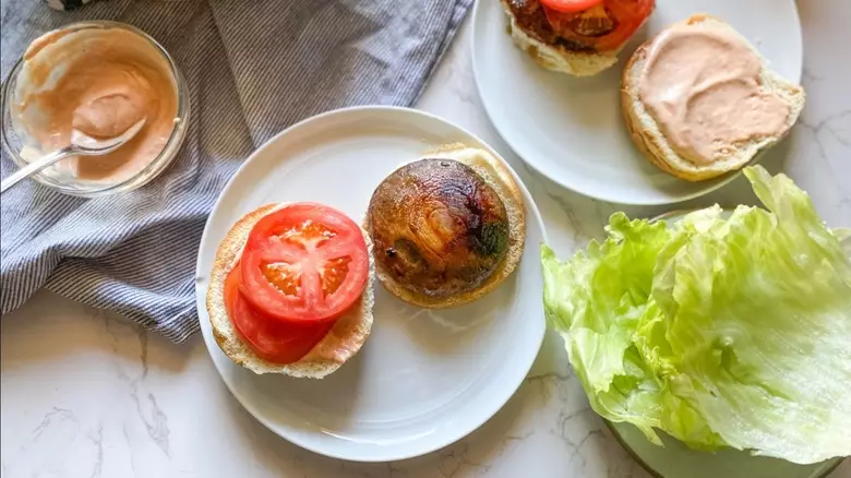 burger cendawan portobello di atas pinggan