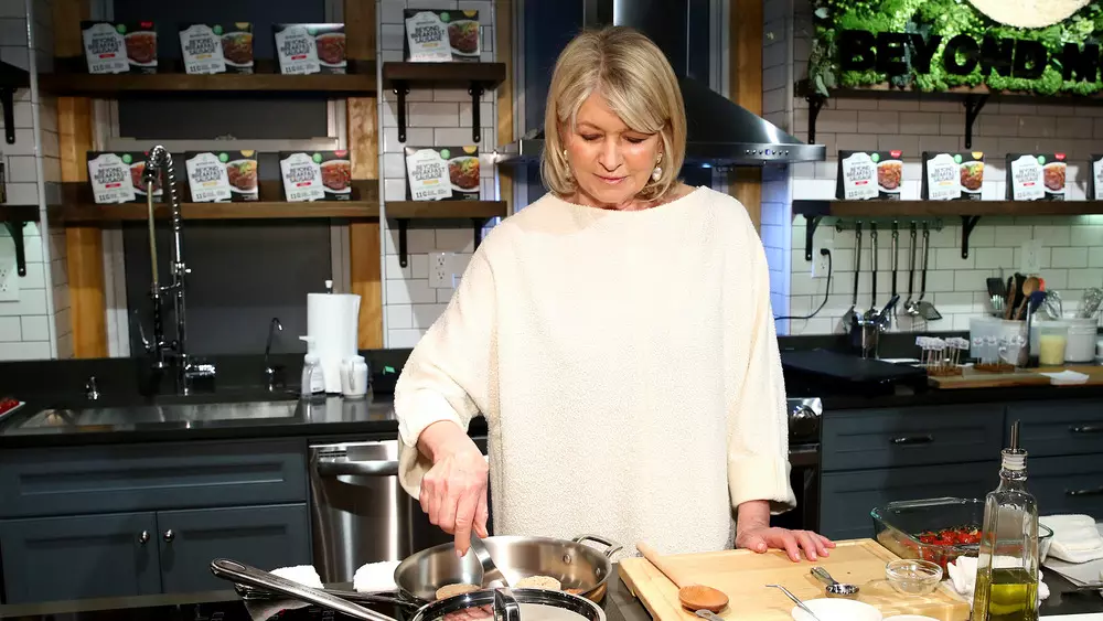 Martha Stewart cuisine dans sa cuisine