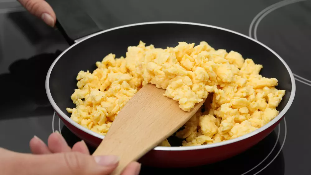 Oeufs brouillés sur la cuisinière