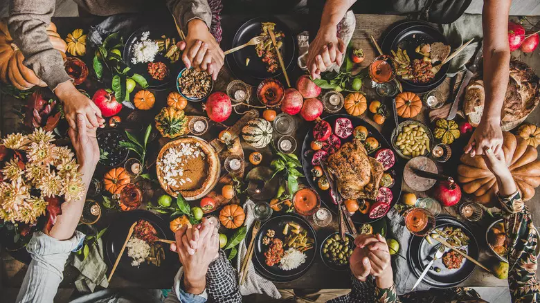 Friendsgiving tafel mei hjerst iten