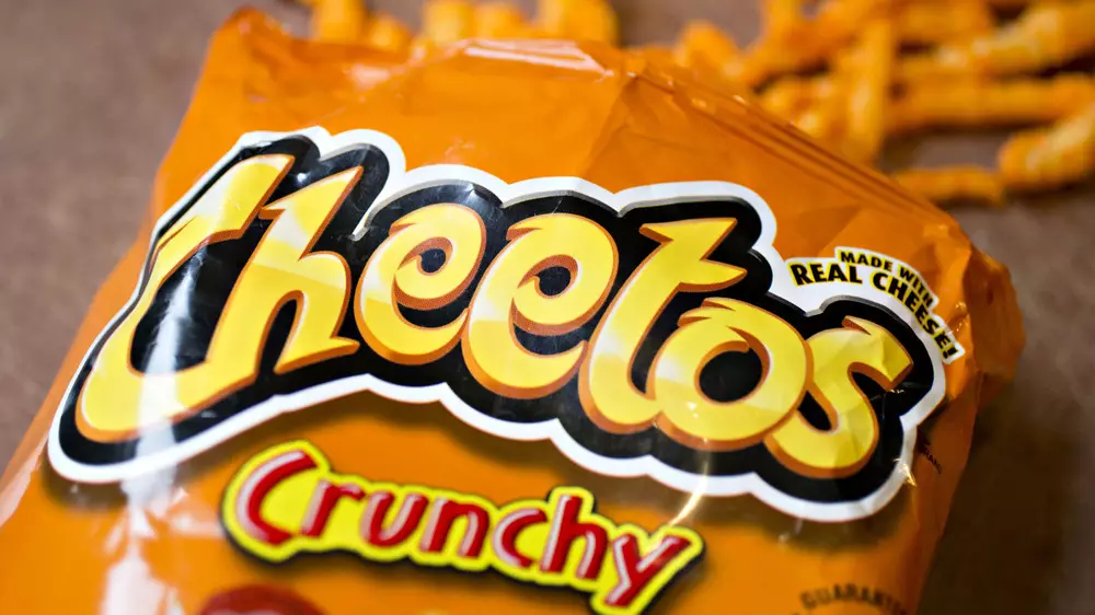 Umufuka wa Cheetos kumeza