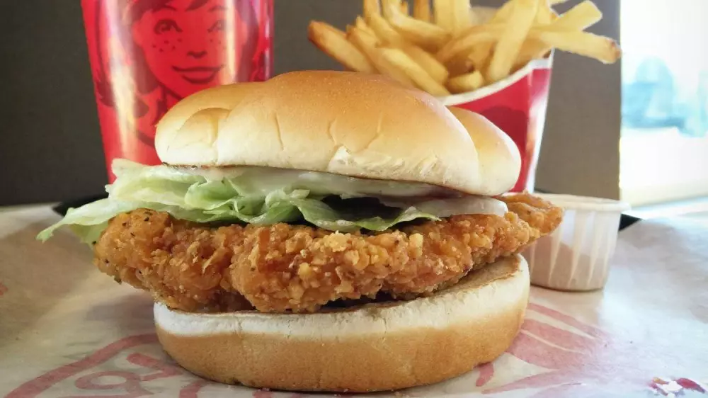 Wendy's Crispy Chicken Sandwich s hranolky a pitím