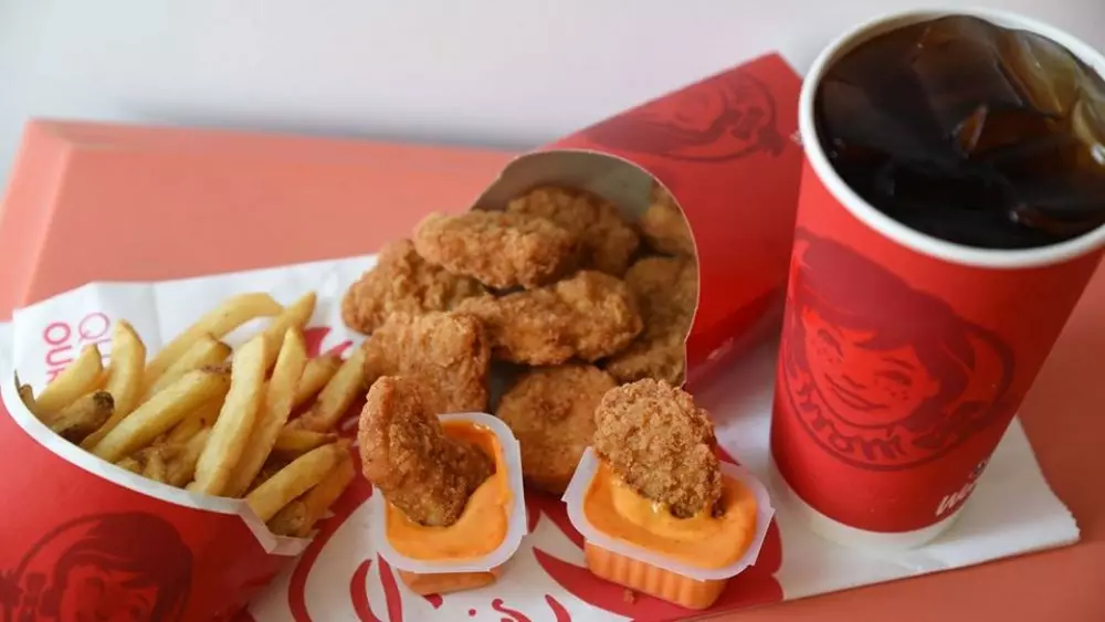 Wendy's franskar, kryddaðar kjúklinganuggets og gosdrykkur