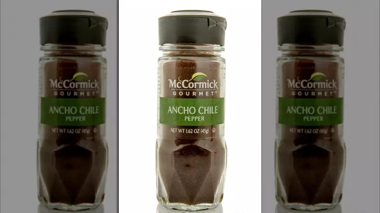 Botelya sa McCormick Ancho Chile Powder