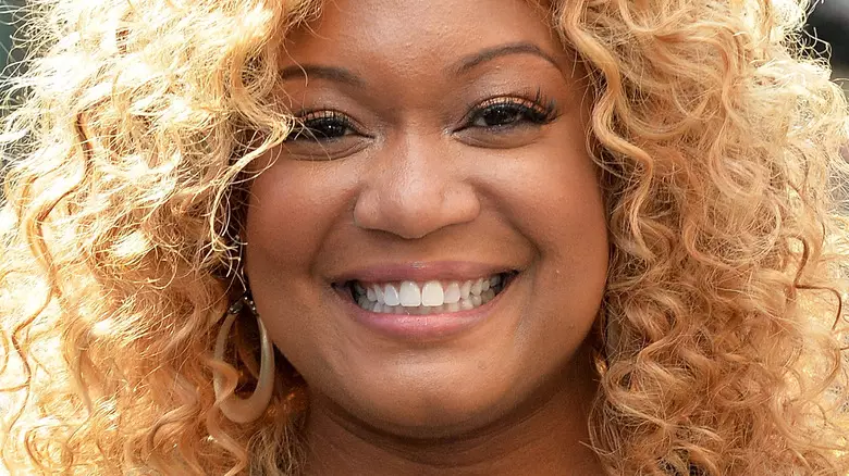 Sunny Anderson كۈلۈمسىرەپ قويدى