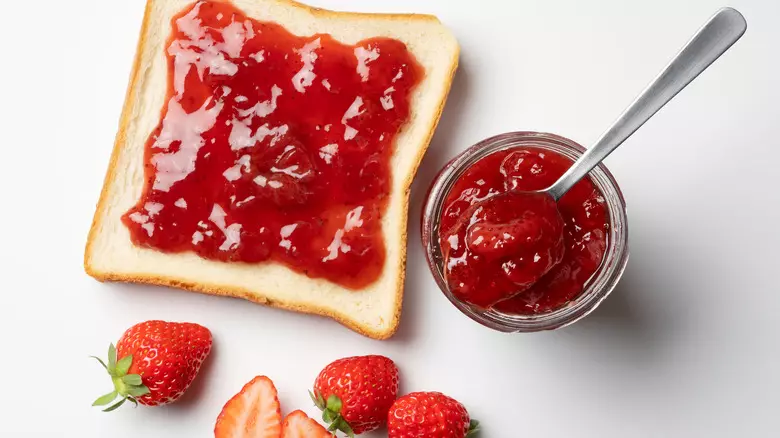 Ijam ye-strawberry kwi-toast
