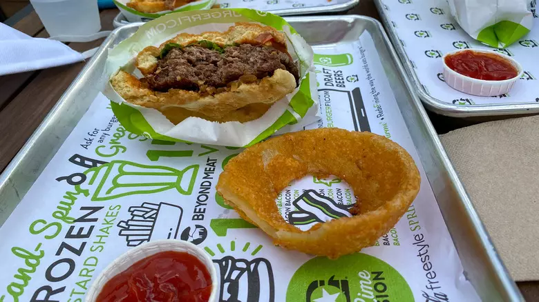 Unazë Burger dhe qepë nga BurgerFi