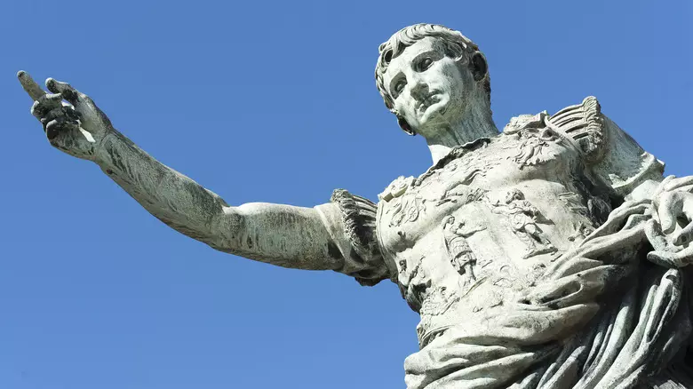 פסל של יוליוס קיסר