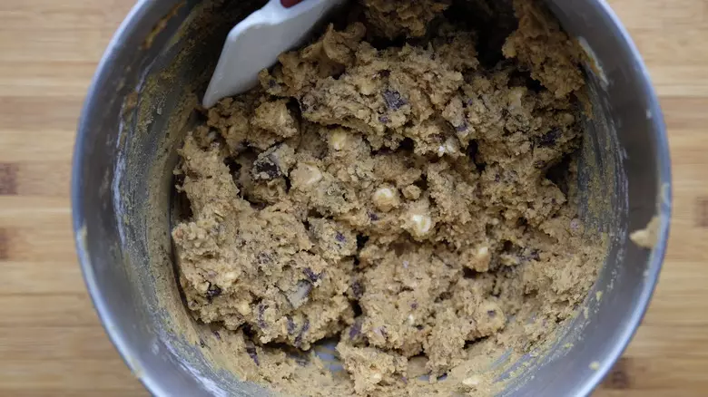 pâte à biscuits dans un bol au repos