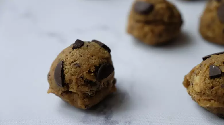 boules de pâte à biscuits aux pépites de chocolat