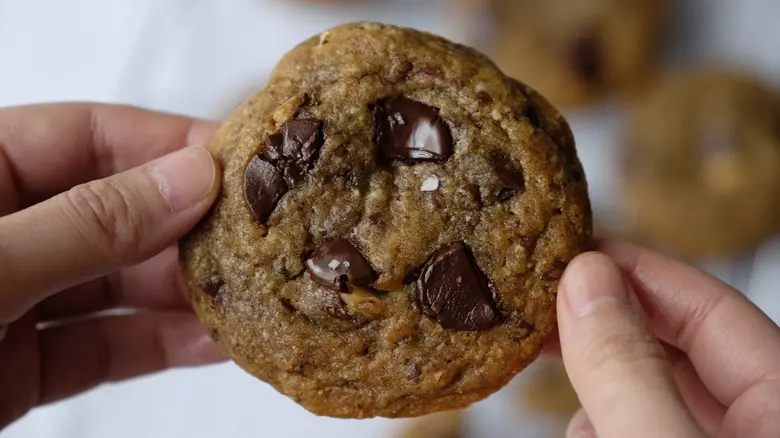 cookie aux pépites de chocolat à la main