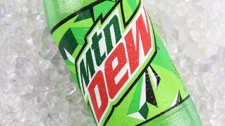 Zelena steklenica Mountain Dew na ledu