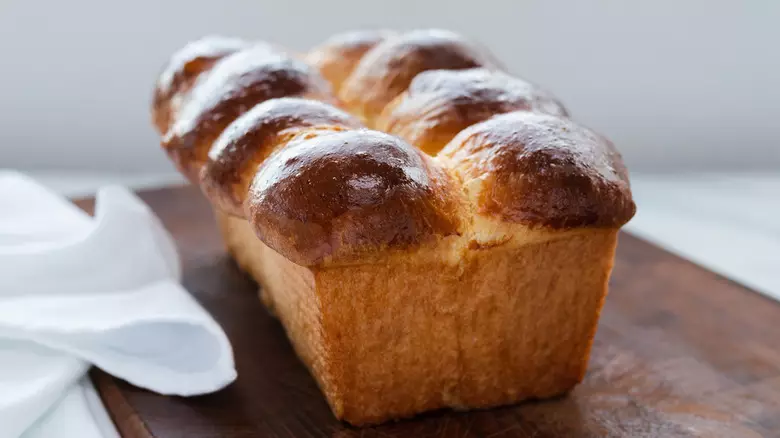 pan de brioche sobre unha táboa de cortar de madeira