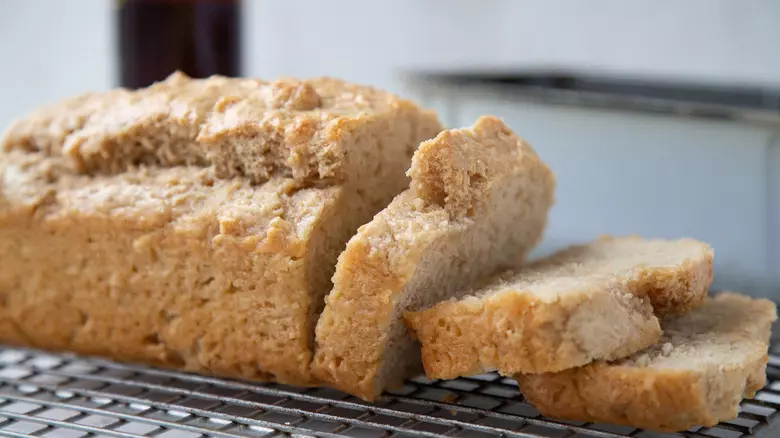 tranches de pain à la bière sur une grille de refroidissement