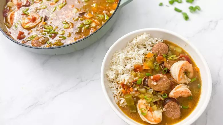 skål med gumbo med ris