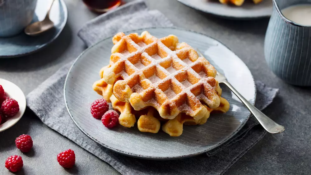 Li-waffles tse fafalitsoeng ka tsoekere e phofshoana