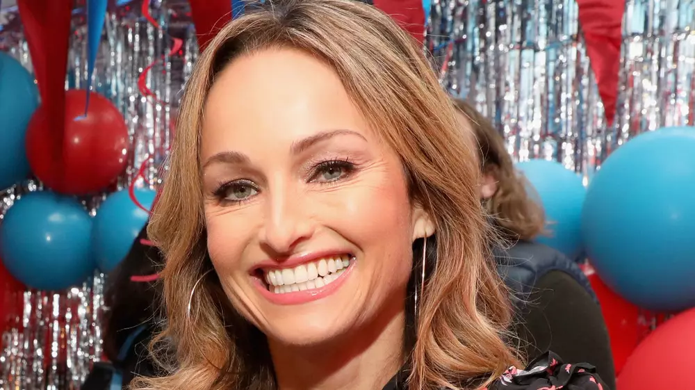 Giada De Laurentiis مسکرا رہی ہے۔