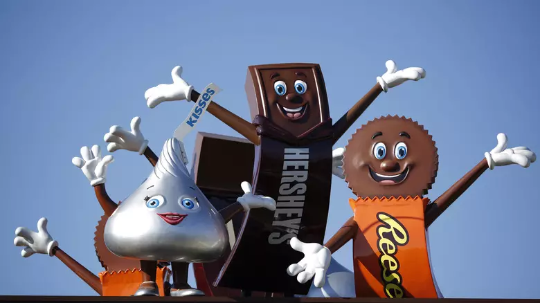 Μασκότ Hershey's Chocolate World στη στέγη