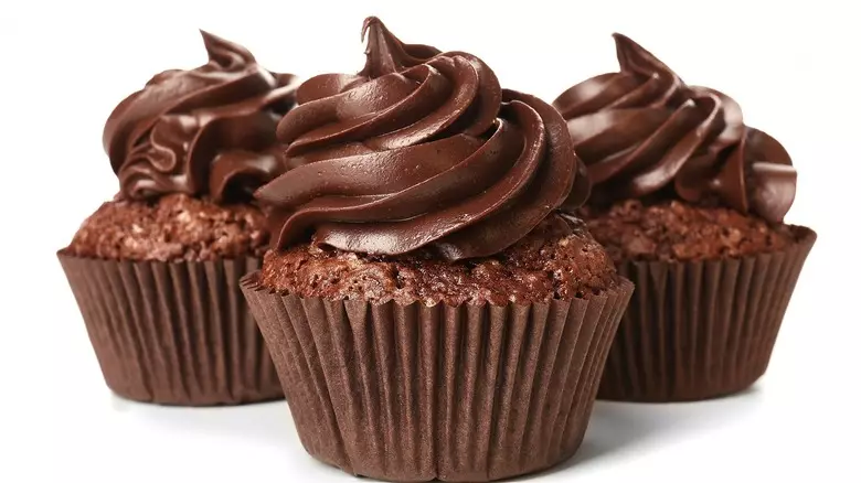 Meta chocolate cupcakes pẹlu frosting on funfun lẹhin