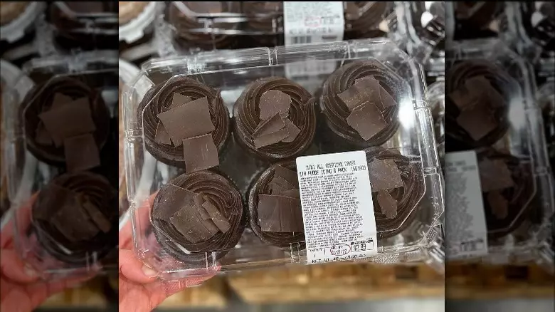 Човек, който държи пакет мини All American cakes на Costco