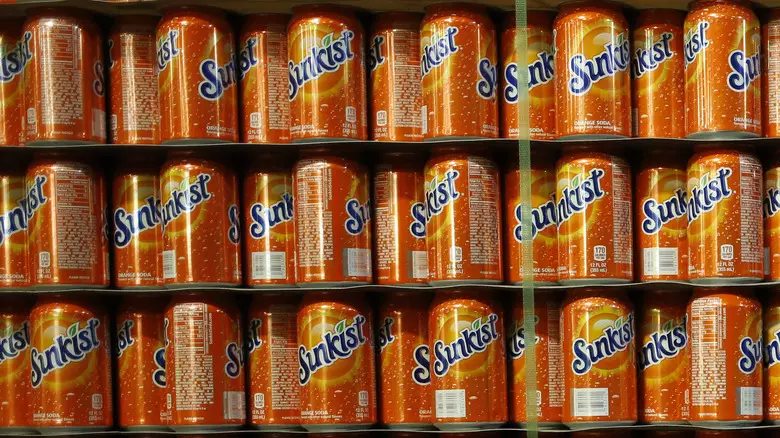 Gros plan des bouteilles Sunkist