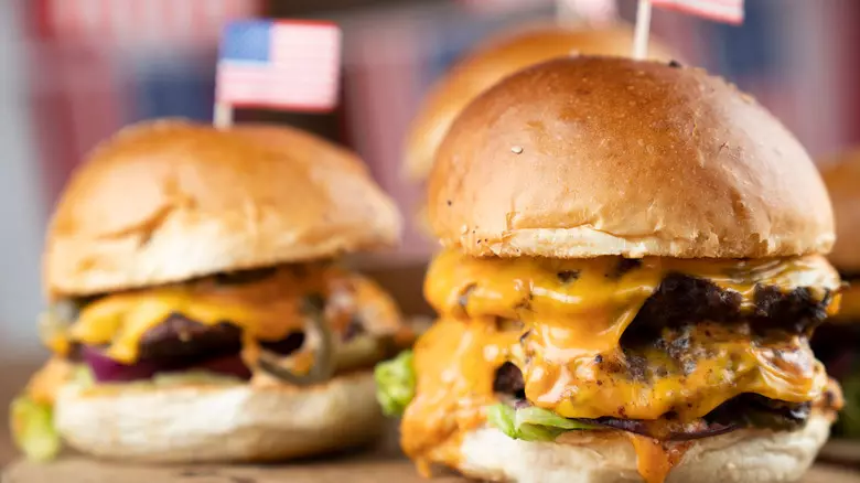 Deux hamburgers surmontés de drapeaux