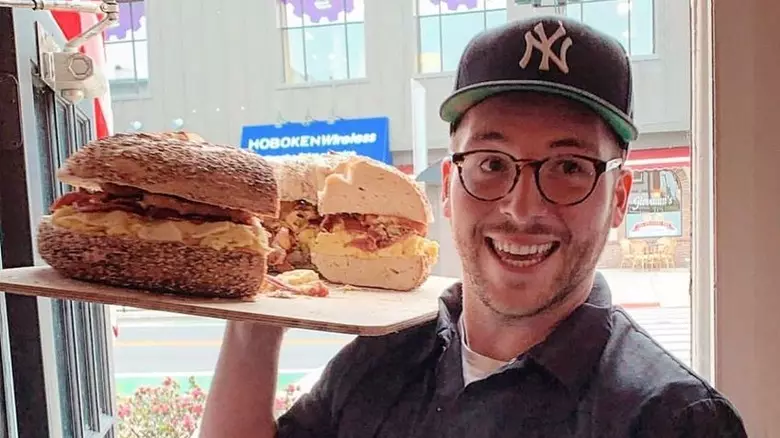 O'Bagel staffer na may jumbo bagel