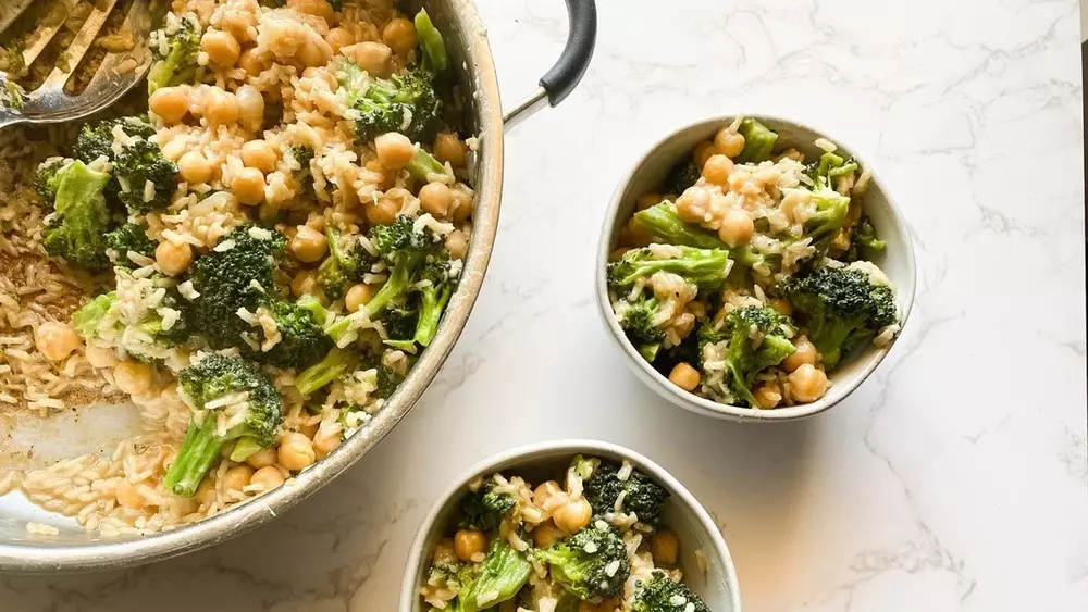 Broccoli-kasserol met ingemaakte kekerertjies en rys