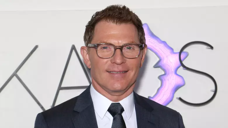 Bobby Flay uśmiechający się w okularach