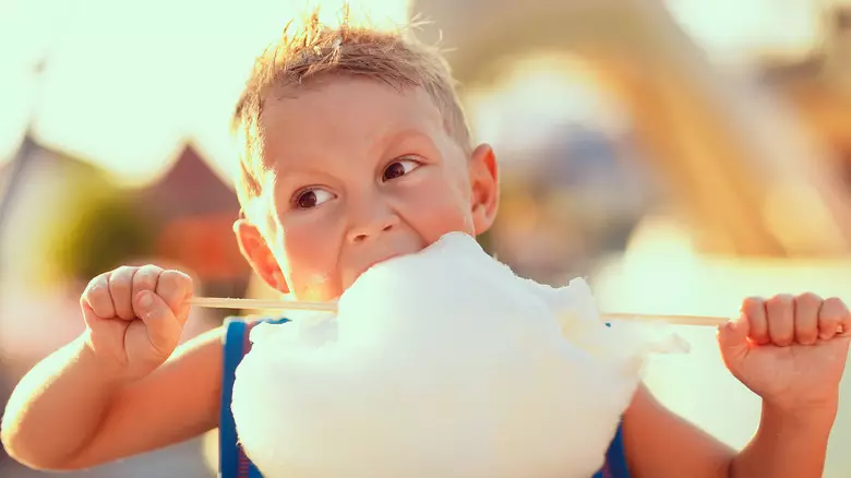 Kleine jongen die suikerspin eet