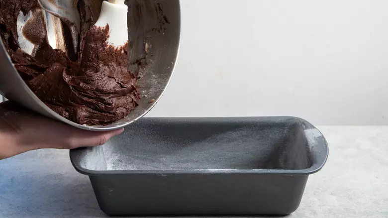 平底锅中的巧克力蛋糕面糊