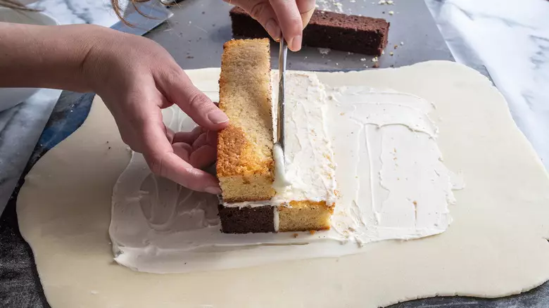 sastavljanje Battenberg torte