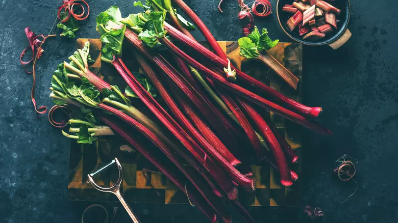 Qara fonda rhubarb budaqları