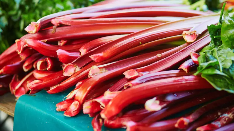 Rhubarb mena anaty bunch