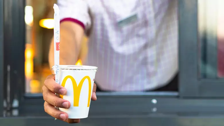 Сотрудник McDonald's раздает напитки
