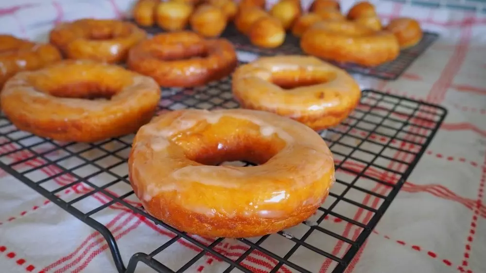 ኮፒካት Krispy Kreme የሚያብረቀርቅ ዶናት በሽቦ ማቀዝቀዣ መደርደሪያ ላይ