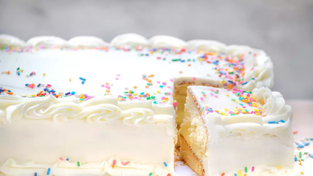 pastel de hoja de vainilla de Costco con glaseado de crema de mantequilla blanca, chispas y confeti comestible