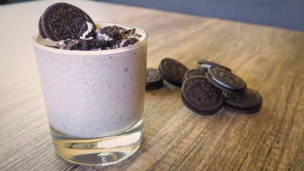 Vaso de imitación McDonald's Oreo McFlurry en una mesa de madera junto a las galletas Oreo