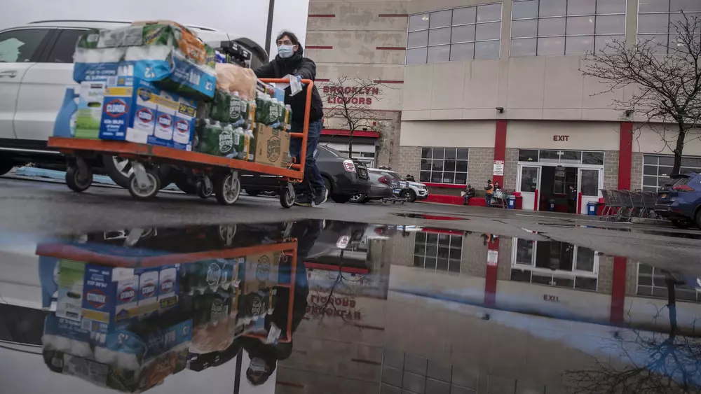 Shopper achetant en gros chez costco