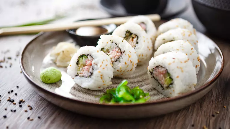 California roll kalawan crabmeat nyata