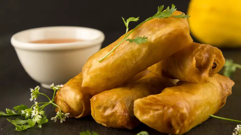 Stekte eggrolls med dipsaus