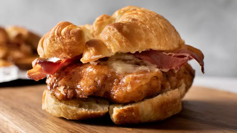 I-sandwich ye-Croissant kunye nenkukhu kunye ne-bacon