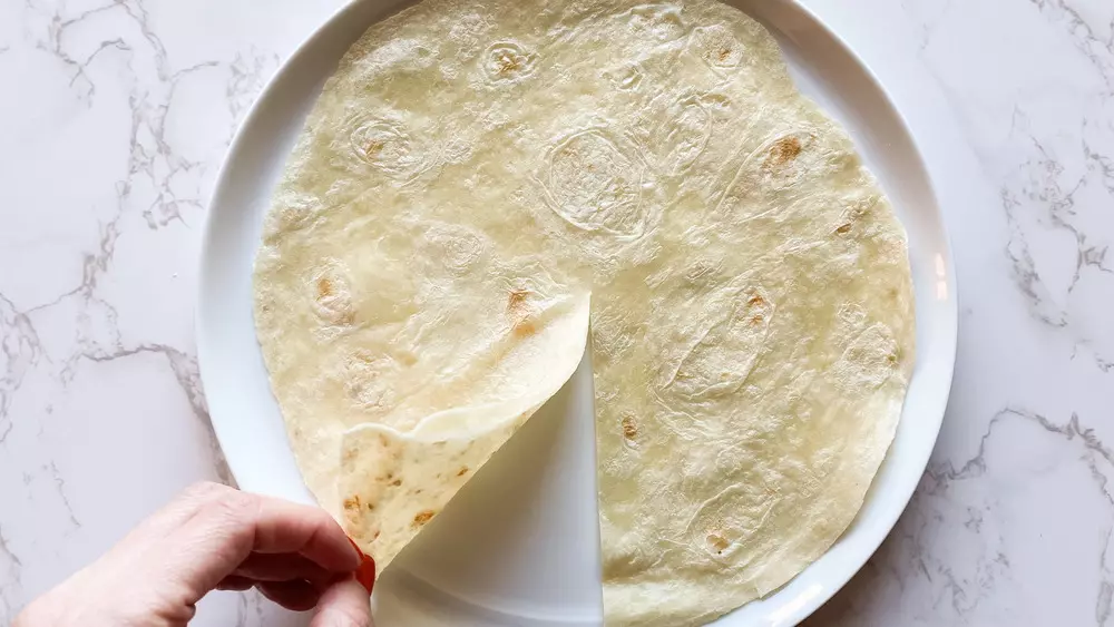 Comhábhair hack wrap tortilla TikTok