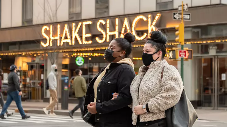 Shake Shacki ees kõndivad inimesed