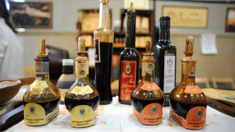 Susunan macem-macem botol cuka balsamic Modena ing Italia