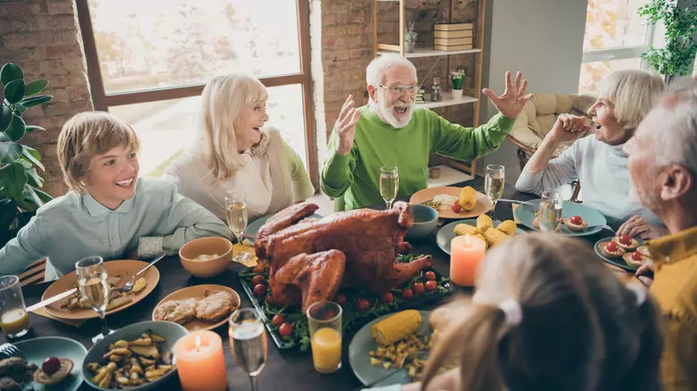 Familie sitzt am Thanksgiving-Tisch