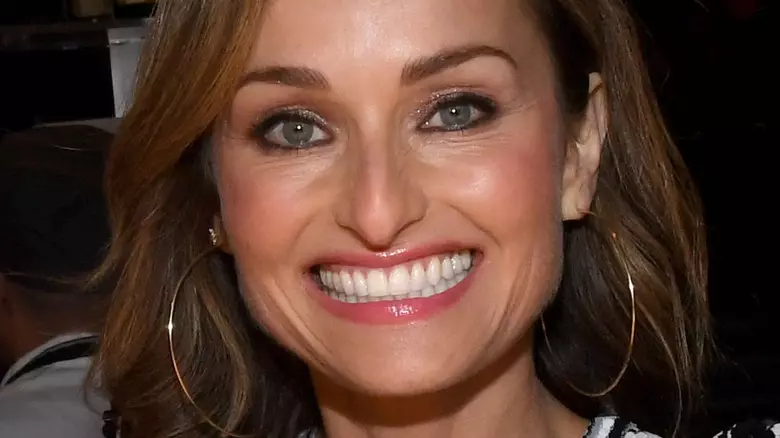 Giada De Laurentiis na may malawak na ngiti