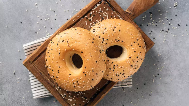 Dalawang bagel sa isang kahoy na cutting board