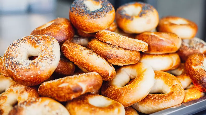 Ein großes Tablett mit Bagels